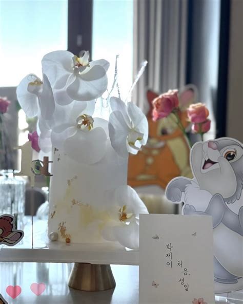 브릴랜드 생화케이크 주문제작케이크 웨딩케이크 돌잔치케이크 연예인서포트케이크 돌잔치 웨딩 환갑 어떤 자리에도 잘 어울리는 호접난케이크 역시 우아한 화이트