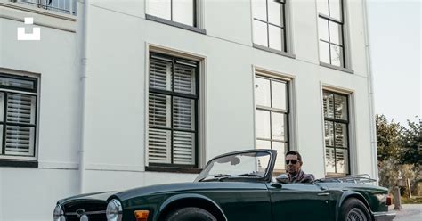 컨버터블 자동차를 운전하는 사람 사진 Unsplash의 무료 자동차 이미지