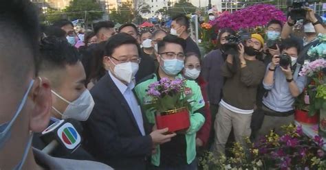 現場 李家超逛維園年宵購年花 與小朋友合照聊天 無綫新聞TVB News