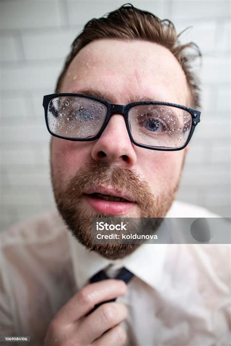 유리 방울으로 덮여 고 젖은 옷은 셔츠에 샤워 후 욕실에서 서 서 넥타이 땀이 그의 얼굴에 이상한 표정으로 젊은 수염된 남자 가정 생활에 대한 스톡 사진 및 기타 이미지
