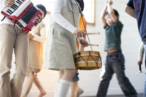 Foto Un Grupo De Personas Tocando Instrumentos Musicales En Una Habitación Instrumento Musical