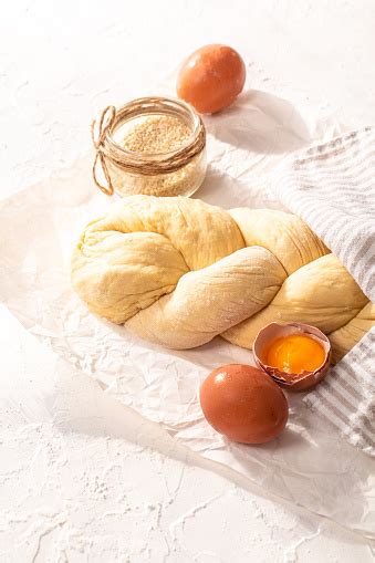 국가 이스라엘 달콤한 신선한 덩어리 의 Challah 빵 밝은 배경에 Challah 유대인 빵의 원시 덩어리 텍스트의 공백입니다 맨 위 보기 건강한 생활방식에 대한 스톡