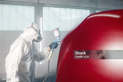 남성 자동차 수리공 화가 보호 작업복 및 인공 호흡기 페인트 챔버에서 차체의 일부를 페인팅 교통사고 충돌 사고에 대한 스톡 사진