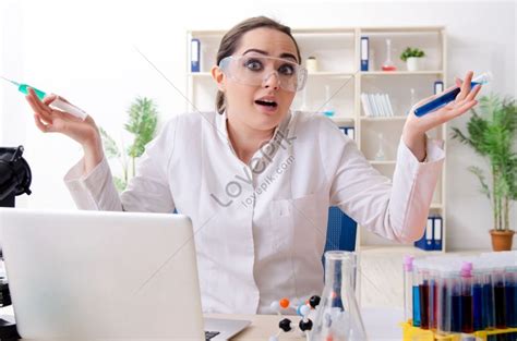 실험실에서 일하는 젊은 여성 화학자 사진 사진 무료 다운로드 Lovepik