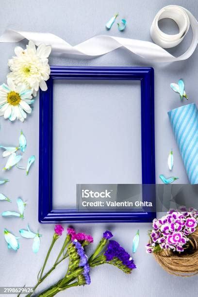 보라색과 분홍색 Statice 꽃과 국화 꽃과 꽃잎이 있는 빈 액자 복사 공간이 있는 흰색 배경에 터키 카네이션이 있는 밧줄 공의 평면도 0명에 대한 스톡 사진 및 기타