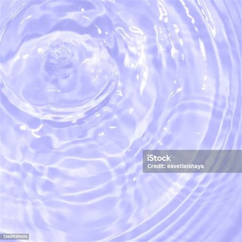 보라색 투명 수영장 물에 빛의 표면 추상 물결 모양의 배경 햇빛 배너에 물 파도 2022 년 색상이있는 스퀘어 트렌디 배너 매우 페리 빛에 대한 스톡 사진 및 기타 이미지