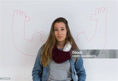 근육 팔 청바지 자 켓과 젊은 금발 여자 뒤에 흰색 배경 그리기 교사 교육 관련 직업에 대한 스톡 사진 및 기타 이미지 교사 교육 관련 직업 근육질 체격 힘 Istock