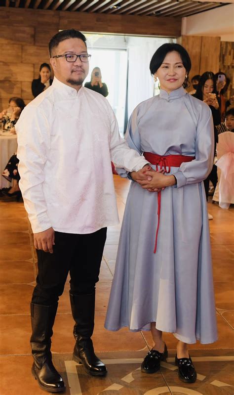 Энхбаяр Гурван сайхан үрсийн минь ээж Гэр гийгүүлэгч гэргий чамдаа Төрсөн өдрийн баярын мэнд