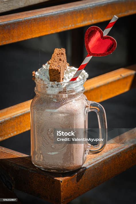 녹슨 건설 배경에 휘핑 크림과 케이크와 밀크 쉐이크 초콜릿 건강한 생활방식에 대한 스톡 사진 및 기타 이미지 건강한 생활방식 건강한 식생활 과일 Istock