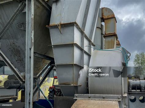 오래된 방사형 배기 팬과 집진기 및 배기 가스 덕트의 파편 강철에 대한 스톡 사진 및 기타 이미지 강철 건설 산업 공기