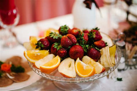 신선하고 이국적인 유기농 과일 뷔페 테이블에 접시에 가벼운 스낵 다양한 미니 진미와 스낵 이벤트 레스토랑 음식 파티 를 위한 맛있는 테이블 장식 0명에 대한 스톡 사진 및