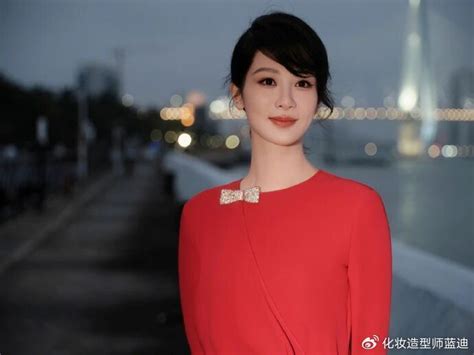 把华伦红穿成海边的明媚优雅，元旦的第一抹红是她的温柔锐度杨紫valentino华伦华伦天奴valentino红裙锐度女郎