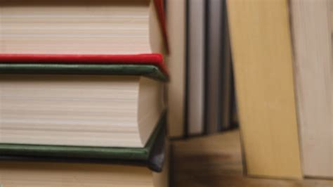 دانلود فوتیج ویدیویی تصویر از کتاب های رنگارنگ استوک فوتیج