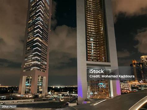 상징적인 셰이크 자예드 도로의 야간 조감도 고층 빌딩 및 랜드마크 두바이 시내 도로 및 타워의 조감도 0명에 대한 스톡 사진 및 기타 이미지 Istock