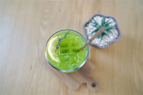 신선한 레몬 슬라이스 레몬 주스를 혼합 하는 아이스 녹차의 유리 장식 그리고 로즈마리 잎 나무 테이블에 감귤류 과일에 대한 스톡 사진 및 기타 이미지 Istock