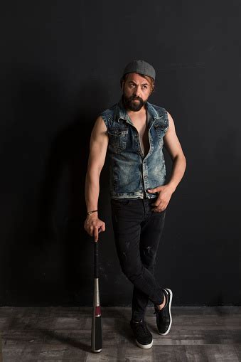 터키 이스탄불에에서 스튜디오에서 야구 방망이 들고 포즈를 취하는 수염과 젊은 유럽 남성 남자에 대한 스톡 사진 및 기타 이미지