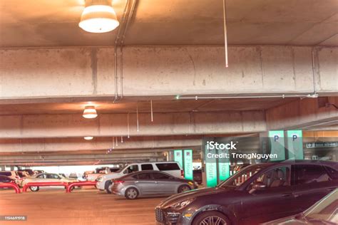 오버 헤드 녹색 또는 Led 표시등 현대 차고에서 사용할 수 있는 주차 공간을 표시 0명에 대한 스톡 사진 및 기타 이미지 0명 감시 감지기 Istock