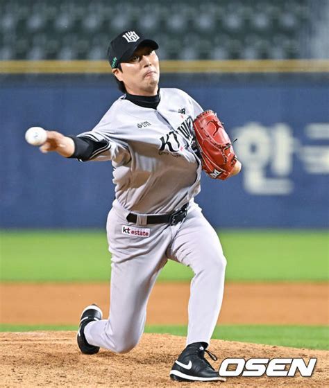 9회 마운드 오른 Kt 우규민 [사진]
