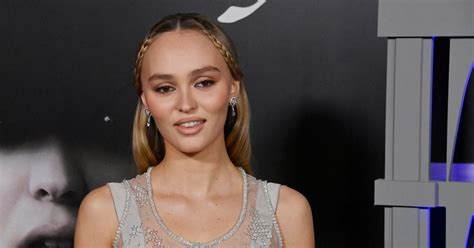 Lily Rose Depp Looks Stunning At L A Premiere Of Nosferatu Photos
