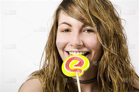 拿着棒棒糖的好女孩