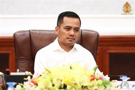 លោក ស សុខា ឧបត្ថម្ភម៉ូតូ១គ្រឿង ដល់និស្សិត ហេង គឹមហុង ករណីបាត់ម៉ូតូថ្ងៃទទួលសញ្ញាបត្រ សុីសុីថាមស៍