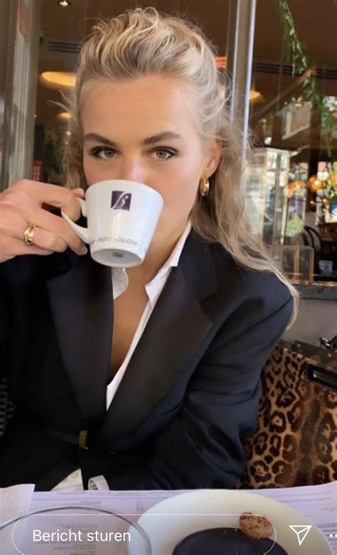 Pin Van Cira Op თმა და კაბა In 2025