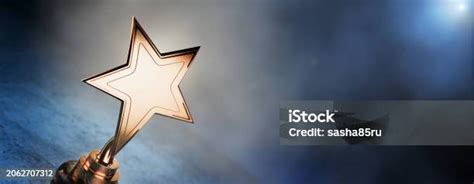 보상으로 파란색 배경에 금색 별 컴퓨터 게임 1위 최고 성과상 위너스 컵 목표 달성 개념입니다 우승자 증서 업적 승리 3d