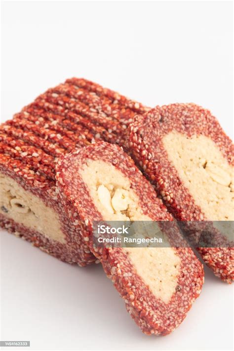 인도 겨울 디저트 건조 과일 카주 안지어 가작 부르피 가작 바르피 또는 캐슈넛 아몬드 구운 세샘 씨앗 틸굴 뭉팔리 땅콩 재거리로 만든 가착 Makar Sankranti 또는