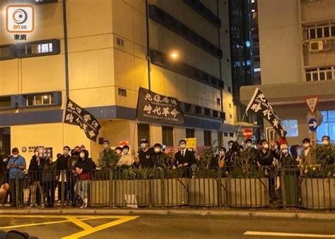 修例风波：百人荔枝角收押所外声援 防暴警员戒备｜即时新闻｜港澳｜oncc东网