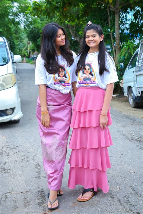 ဖေဖေ၊မေမေ၊မမတို့နဲ့အတူ ချစ်စရာကလေးလေးတွေကို မေတ္တာတွေပေးရင်းပျော်ရွှင