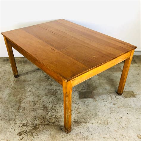 Bekijk Grote Houten Schooltafels Op Reliving