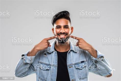 고립 된 흰색 배경 위에 서있는 젊은 잘 생긴 남자는 웃으며 손가락 이빨과 입을 가리켰습니다 미소에 대한 스톡 사진 및 기타 이미지 Istock