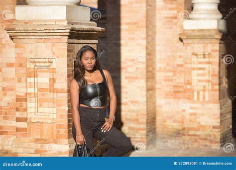 Joven Y Hermosa Mujer Latinoamericana Y Sudamericana Con Top De Cuero Y Chaqueta De Jeans En La