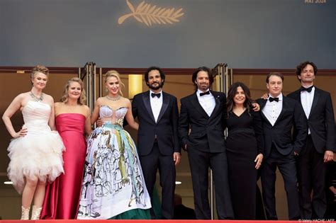 Мария Бакалова прикова погледите на червения килим в Кан блести в уникална рокля СНИМКИ