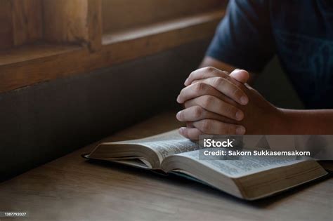 하나님 그리스도인 생명의 사람에게 축복에 대한기도와 더 나은 삶을 위해 하나님의 축복을 위해기도하는 인간의 손은 창턱에 경전과 하나님께기도 빛이 빛나고 7대 죄악에 대한