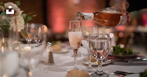 테이블 위의 유리잔에 와인을 붓는 사람 사진 Unsplash의 무료 포도주 이미지