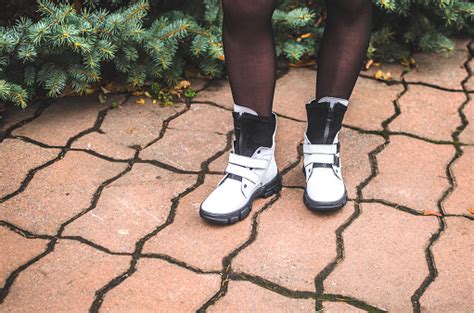 흰색 부츠에 크리스마스 트리의 배경에 대한 타일에 서 있는 소녀 가을에 대한 스톡 사진 및 기타 이미지 가을 가죽 검은색 Istock