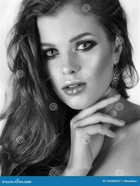 Giovane Ragazza Attraente Con Trucco Di Profi Colpo Monocromatico Immagine Stock Immagine Di