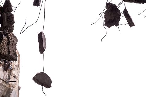 회색 콘크리트 조각은 건물의 유적과 균일 한 회색 하늘의 배경에 금속 피팅에 클로즈업에 매달려 있습니다 배경 개념에 대한 스톡 사진 및 기타 이미지 Istock