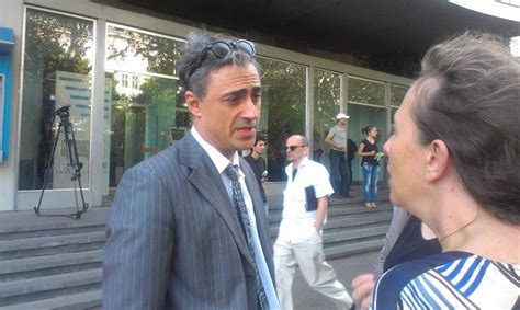 ირაკლი კაკაბაძემ მაუწყებლის შენობას ფუნა ესროლა Netgazeti • Netgazeti Ge