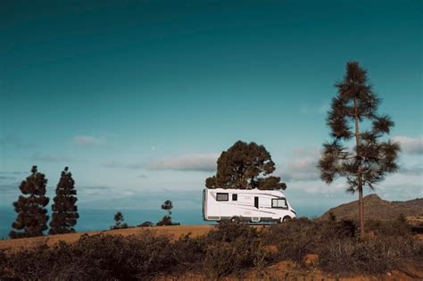 Autocaravana De Campista Moderna Estacionada Na Natureza Com Vista Para O Céu Conceito De Férias