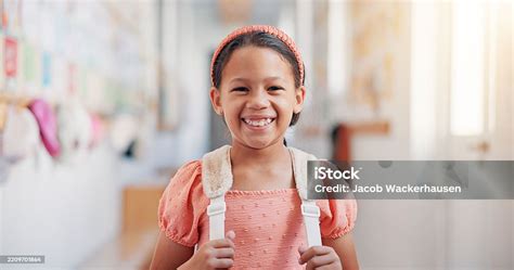 행복 배낭 및 캠퍼스에서의 학습 발달 또는 성장을 위해 학교에있는 아이의 초상화 유치원 학원에서 교육 공부 또는 수업을 위해 복도에서 여학생의 자부심 아이와 얼굴 8 9