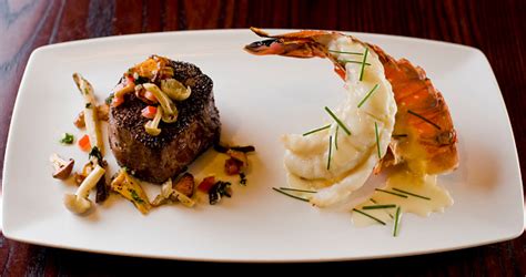 스테이크와 랍스터 또는 서핑 N 잔디 학년 A 잔디 먹이 앵거스 스테이크 Amp 메인 랍스터 꼬리 텐더로인 필레 미뇽 뉴욕 스트립 리브 아이의 뼈가 야외 장작 그릴에서