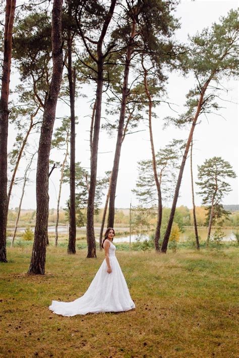 La Mariée Et Le Marié Traversent Une Forêt Séance Photo De Mariage Photo Premium