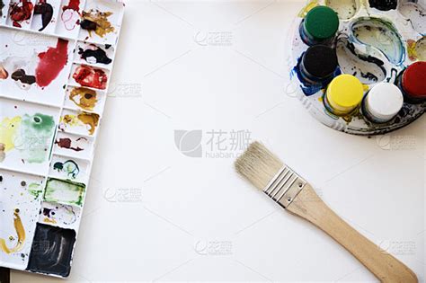 艺术模型与空笔记本和艺术用品周围包括