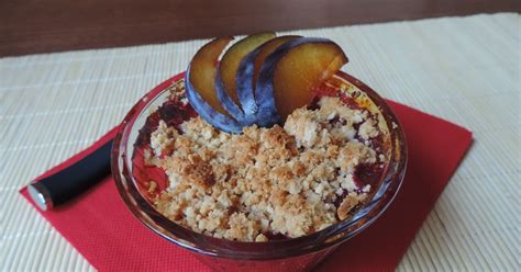 Крамбъл със сини сливи и праскови