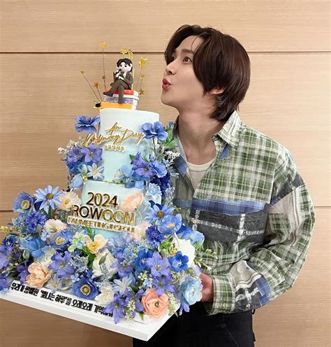 아이엠케익 연예인케이크 웨딩케이크 팬미팅케이크 기업행사케이크 종방연케이크 탄금 작년에 종방연파티때 제작했었는데 하지만 비공개작업이였던지라 사진첩에만 보관하고 있었던