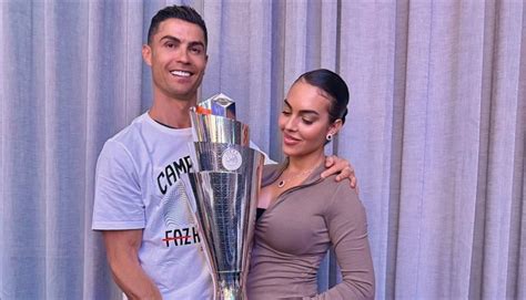 رونالدو يحتفل مع جورجينا بتتويج البرتغال بكأس الأمم الأوروبية موقع 24