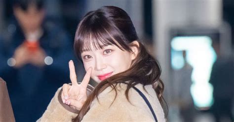 스테이씨 수민 귀여운 인형 가방에 달고 [사진]