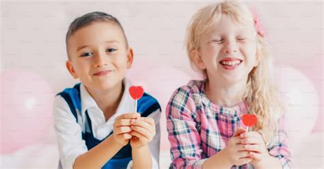 하트 모양의 빨간 막대 사탕을 먹는 행복한 백인 재미 있습니다 영원히 가장 친한 친구 발렌타인 데이 사랑 휴가 개념 웹 사이트에 대한 웹 배너 헤더입니다 소년과